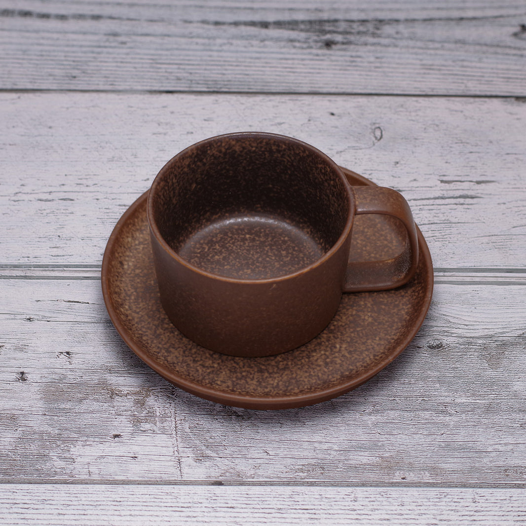 循環型のモノづくりを実現するために、地域の飲食店や工場から排出される食品廃棄物を原料とした「SDGs食器」の開発に取り組んでいます。 – SAN